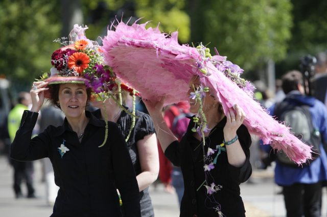The 10 most original hats with flowers - Bloomifique